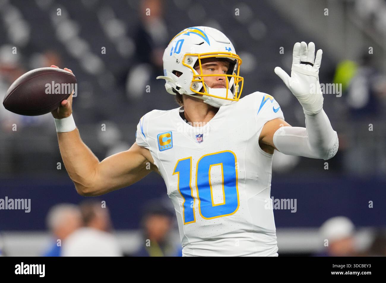 Los Angeles Chargers quarterback Justin Herbert (10) warms up before an ...