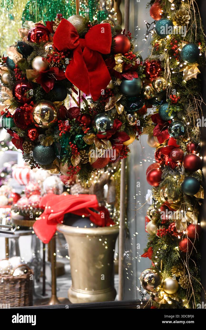 Twinkling london christmas lights hi-res stock photography and images ...