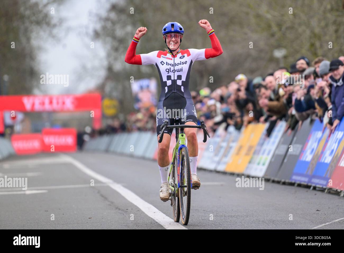 Dutch Lucinda Brand celebrates as she crosses the finish line to win ...