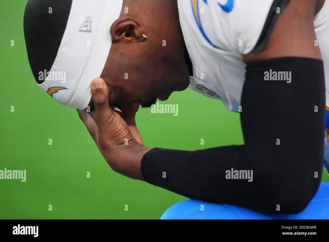 Los Angeles Chargers cornerback Cam Hart (20) prays before an NFL ...