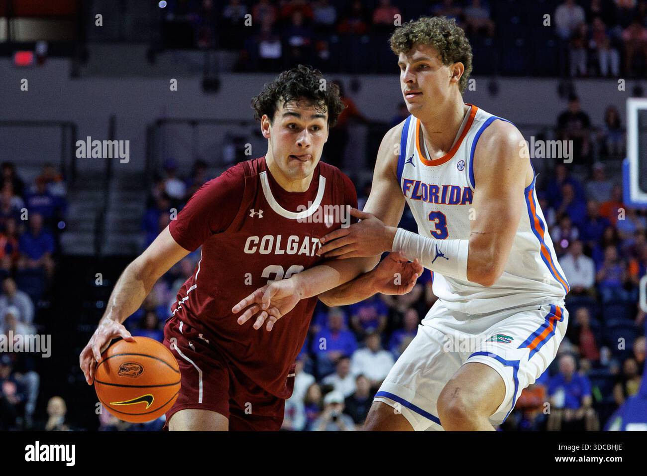 Florida center Micah Handlogten (3) defends Colgate forward Sam Wright ...