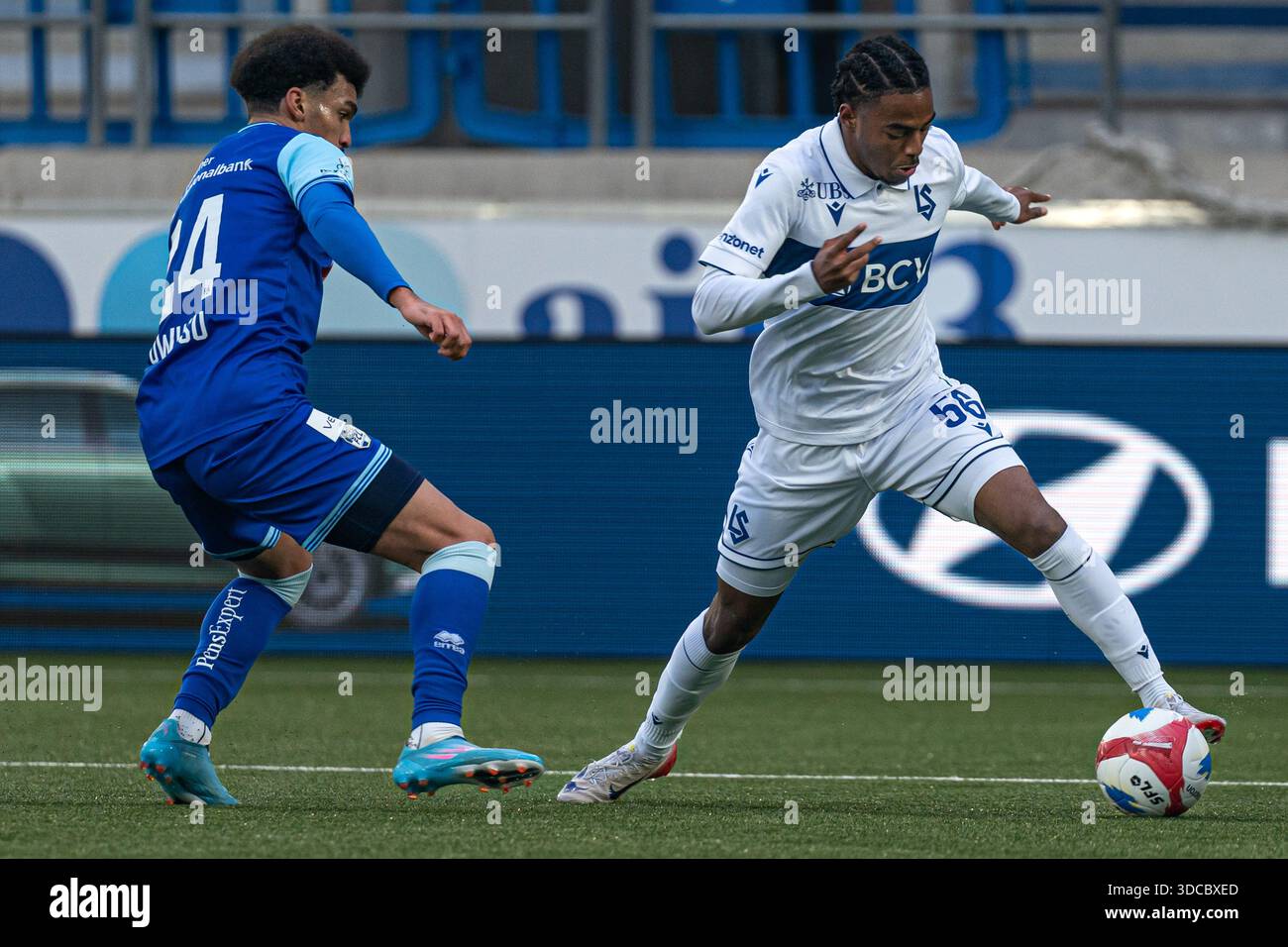 Andrew Lachhab (56 LS) dribbling Tyron Owusu (24 Luzern) during the ...