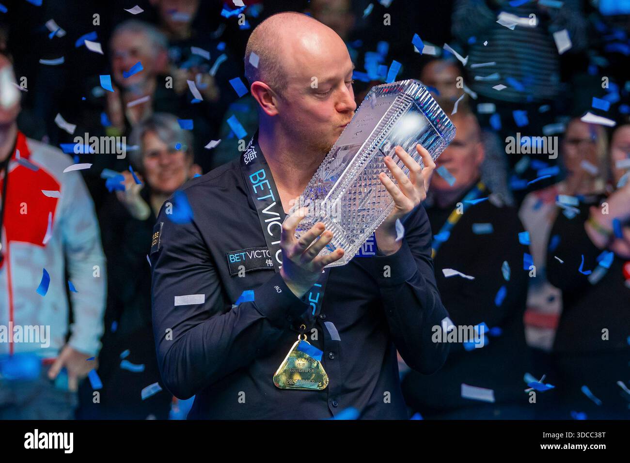 Edinburgh, Scotland. 21 December 2025. Chris Wakelin is crowned ...