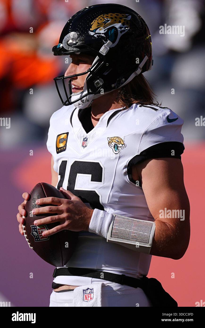 Jacksonville Jaguars quarterback Trevor Lawrence (16) warms up before ...
