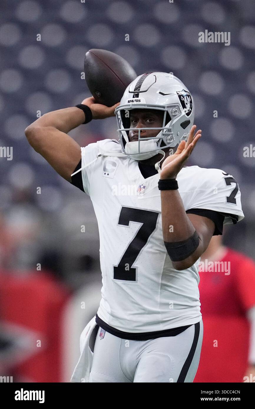 Las Vegas Raiders quarterback Geno Smith (7) warms up before an NFL ...