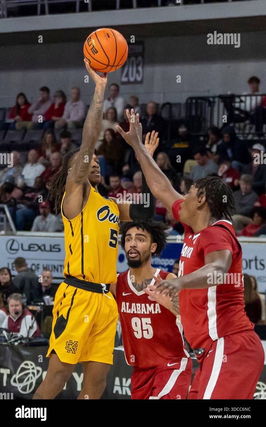 Kennesaw State guard Simeon Cottle (5) shoots over Alabama forward ...