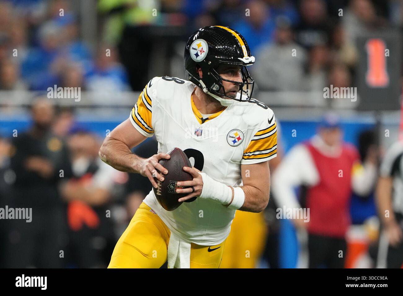 Pittsburgh Steelers' Aaron Rodgers plays during the first half of an ...