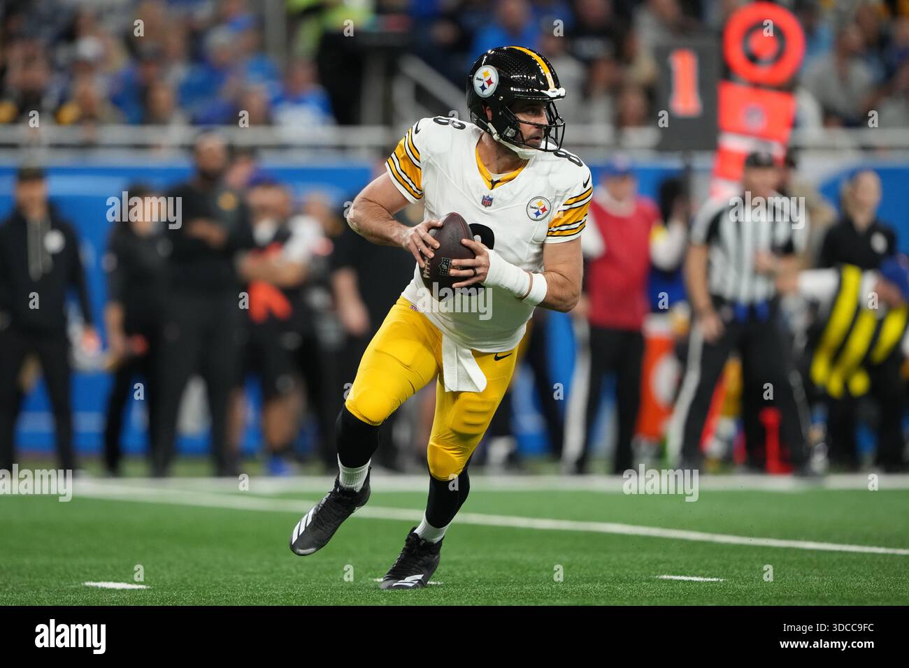 Pittsburgh Steelers' Aaron Rodgers plays during an NFL football game ...