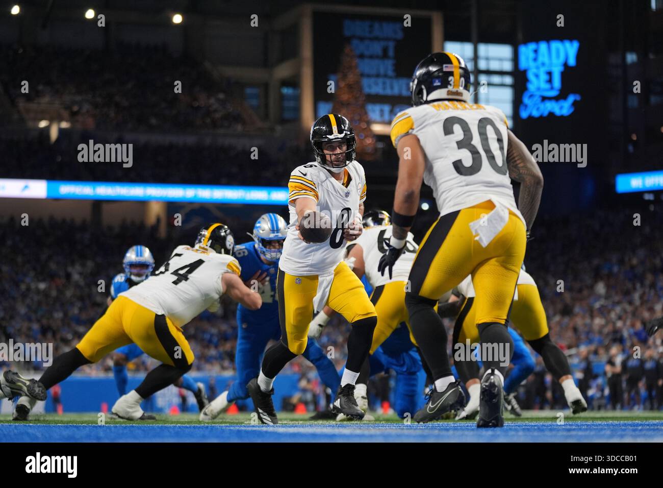 Pittsburgh Steelers' Aaron Rodgers plays during the first half of an ...