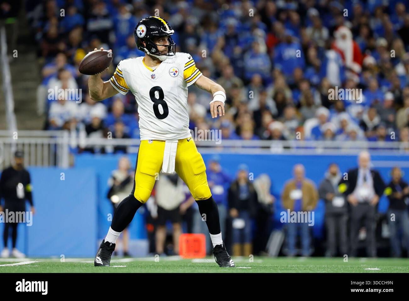 Pittsburgh Steelers' Aaron Rodgers plays during the first half of an ...
