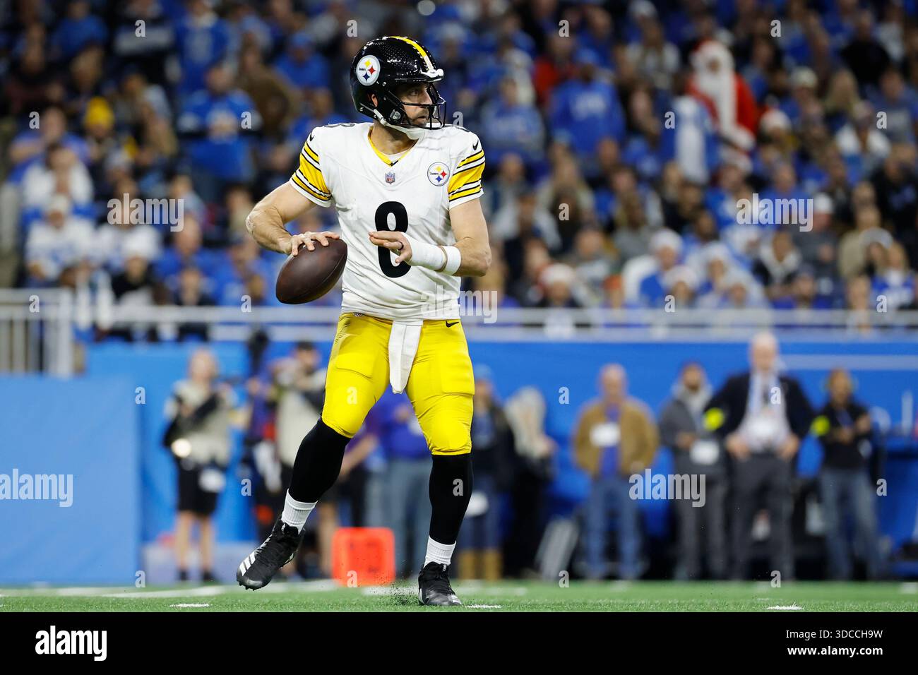 Pittsburgh Steelers' Aaron Rodgers plays during the first half of an ...