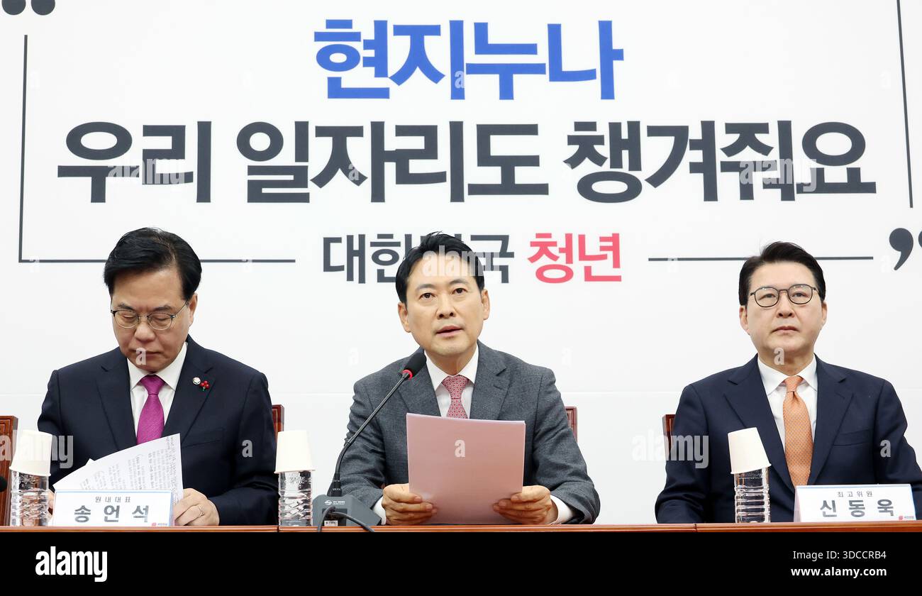 Opposition party's leader Jang Dong-hyeok (C), chief of the main ...