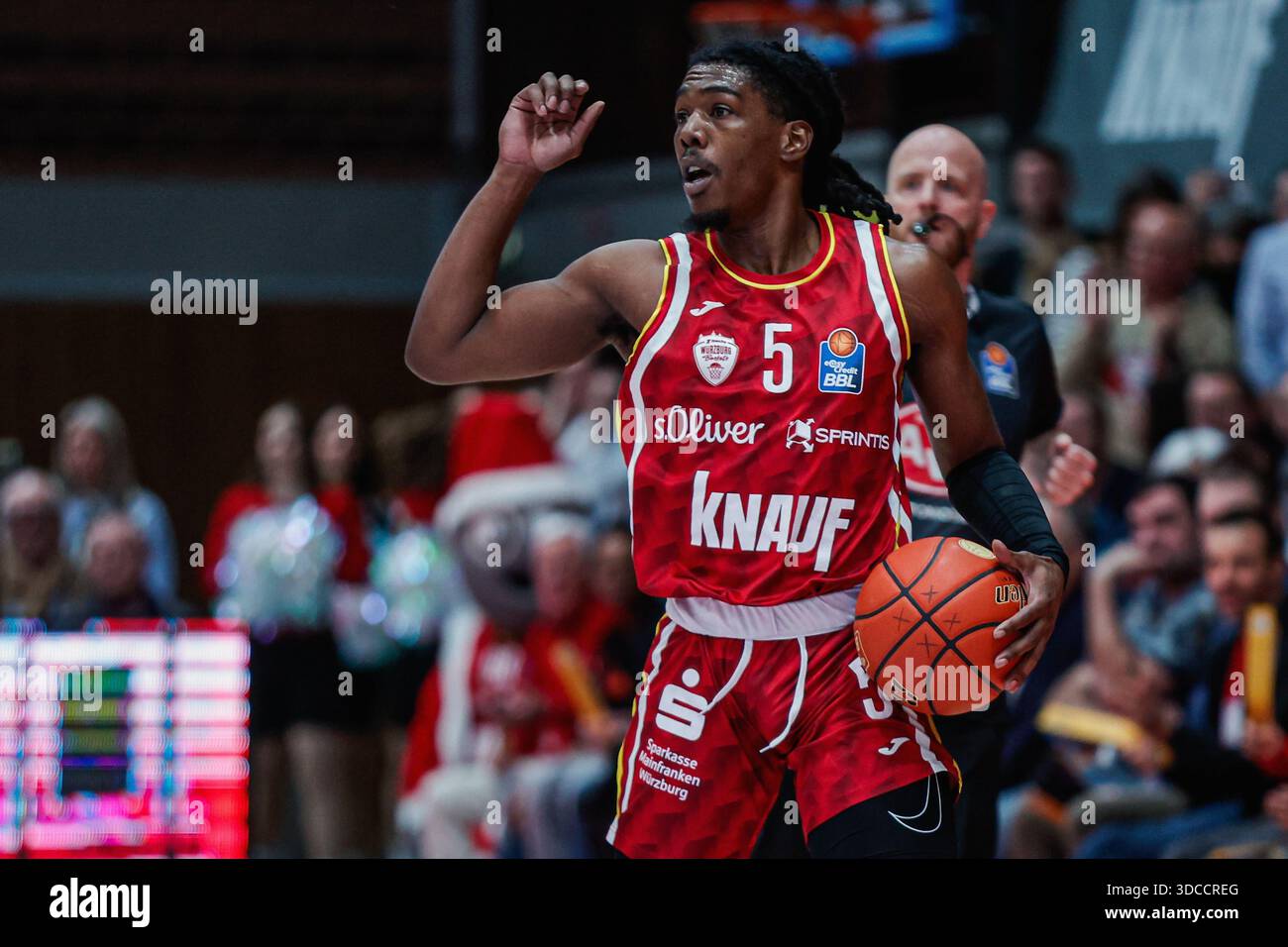 Im Bild: Marcus Carr(Wuerzburg Baskets, 5) mit Anweisungen 21.12.2025 ...
