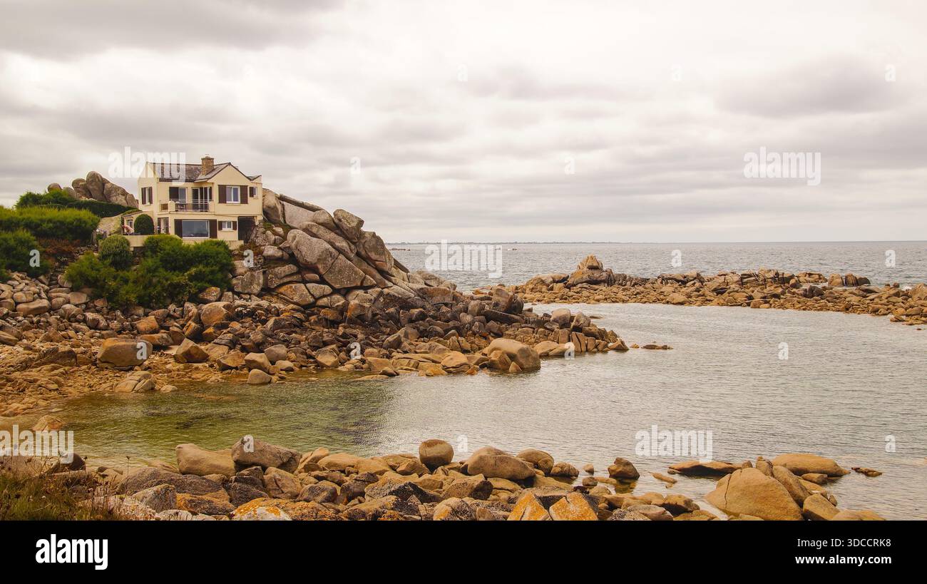House isolated cliff hi-res stock photography and images - Alamy