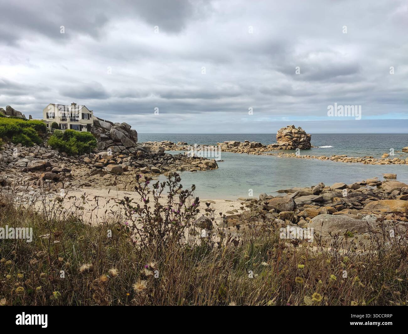 House isolated cliff hi-res stock photography and images - Alamy