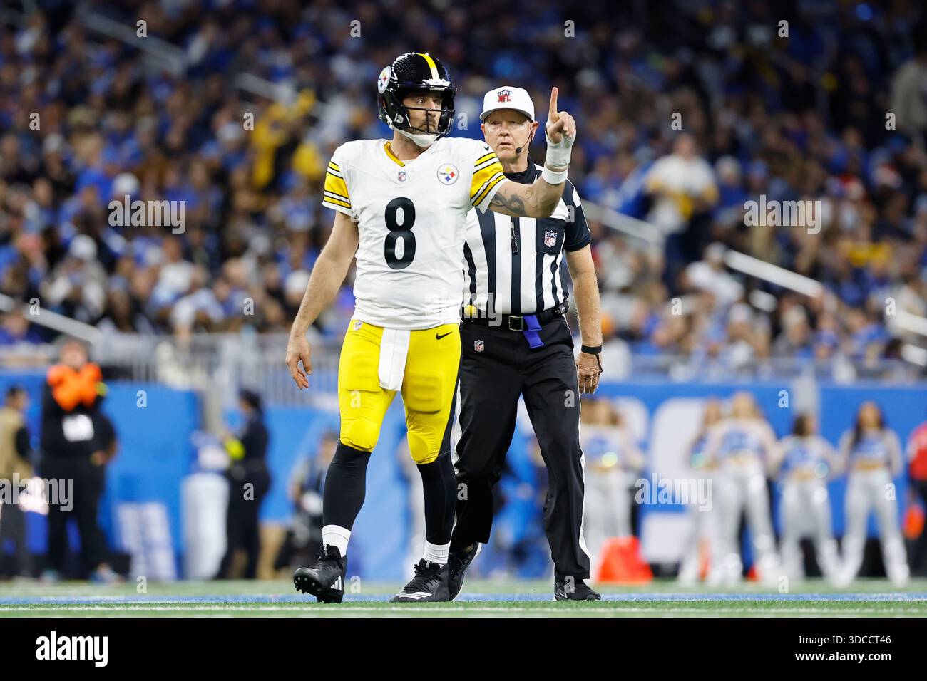 Pittsburgh Steelers' Aaron Rodgers reacts during the second half of an ...