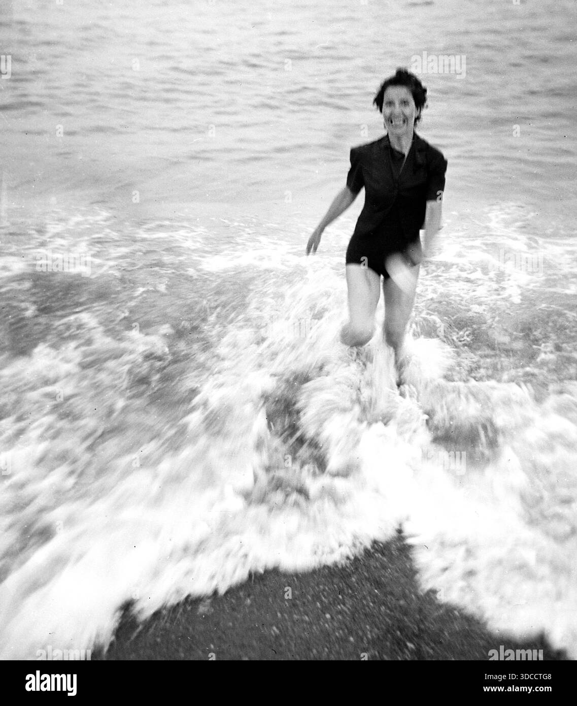 Beach old woman Black and White Stock Photos & Images - Alamy