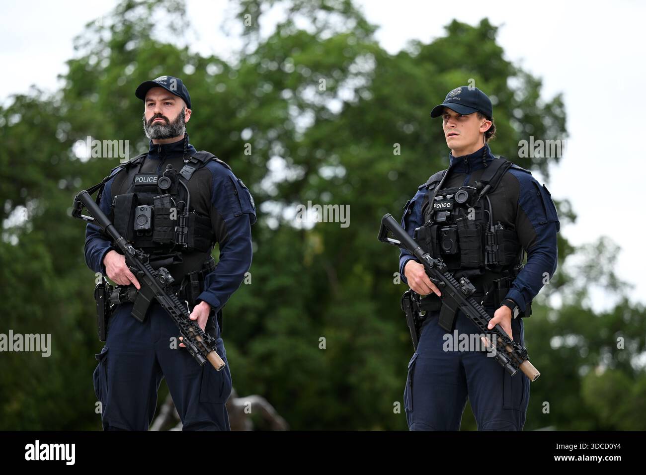 Victoria Police CIRT officers carrying longarm semi-automatic rifles ...