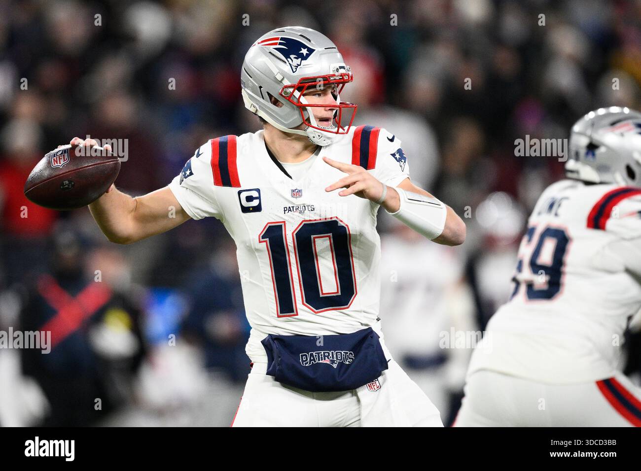 New England Patriots quarterback Drake Maye (10) passes against the ...