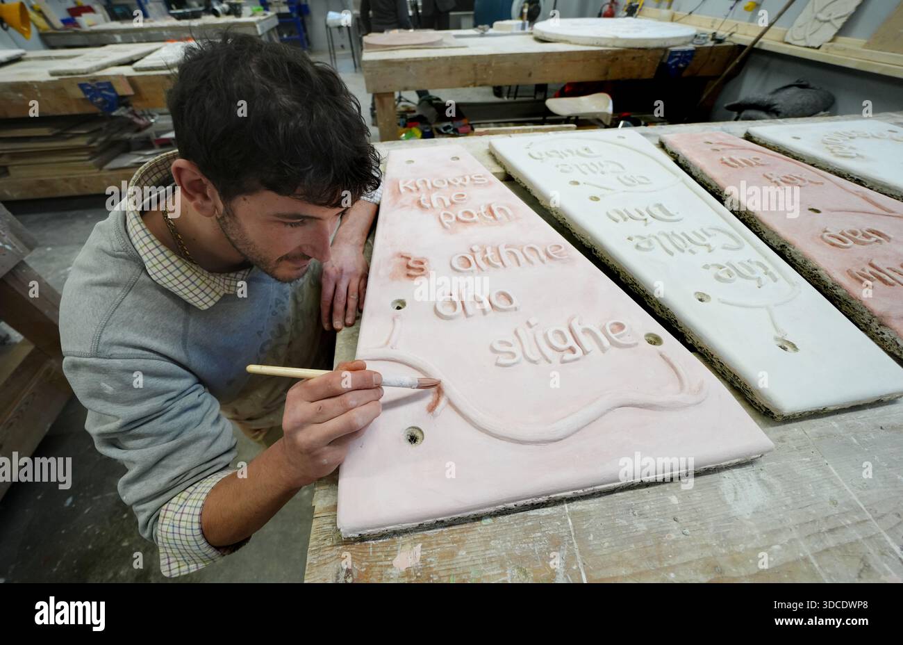 Students build new nature hide hi-res stock photography and images - Alamy