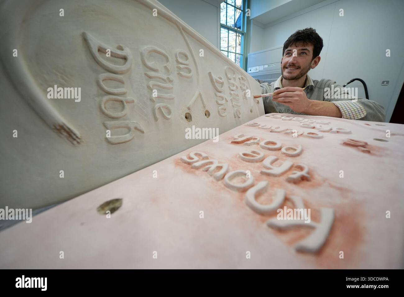Students build new nature hide hi-res stock photography and images - Alamy