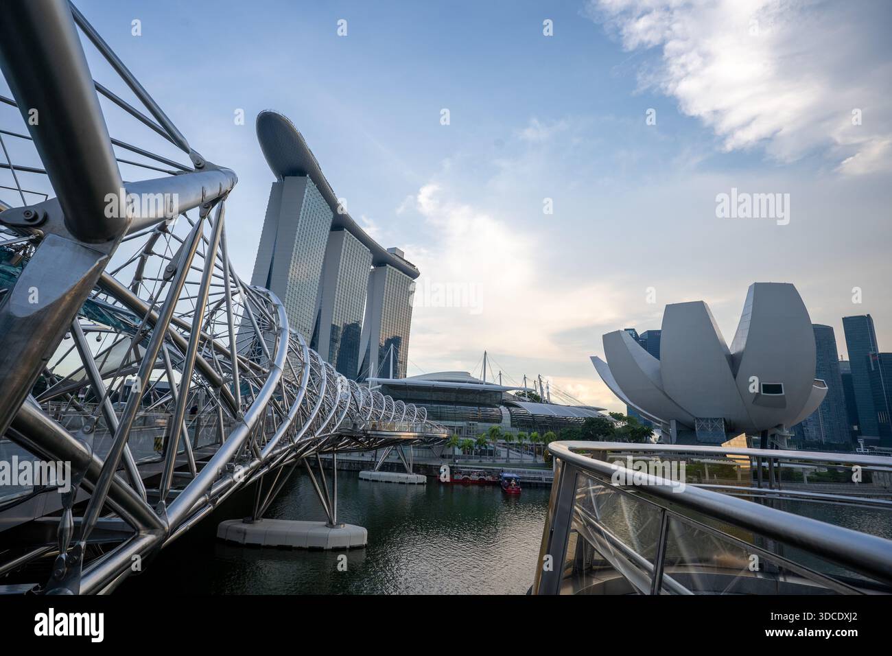 Helix bridge in Singapore, previously known as the Double Helix Bridge ...