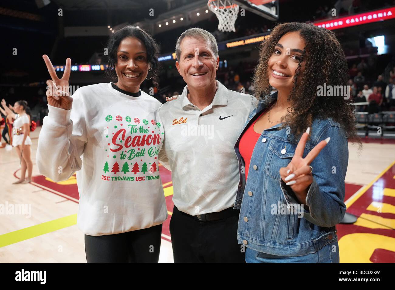 Southern California Trojans coach Eric Musselman (center) poses with ...