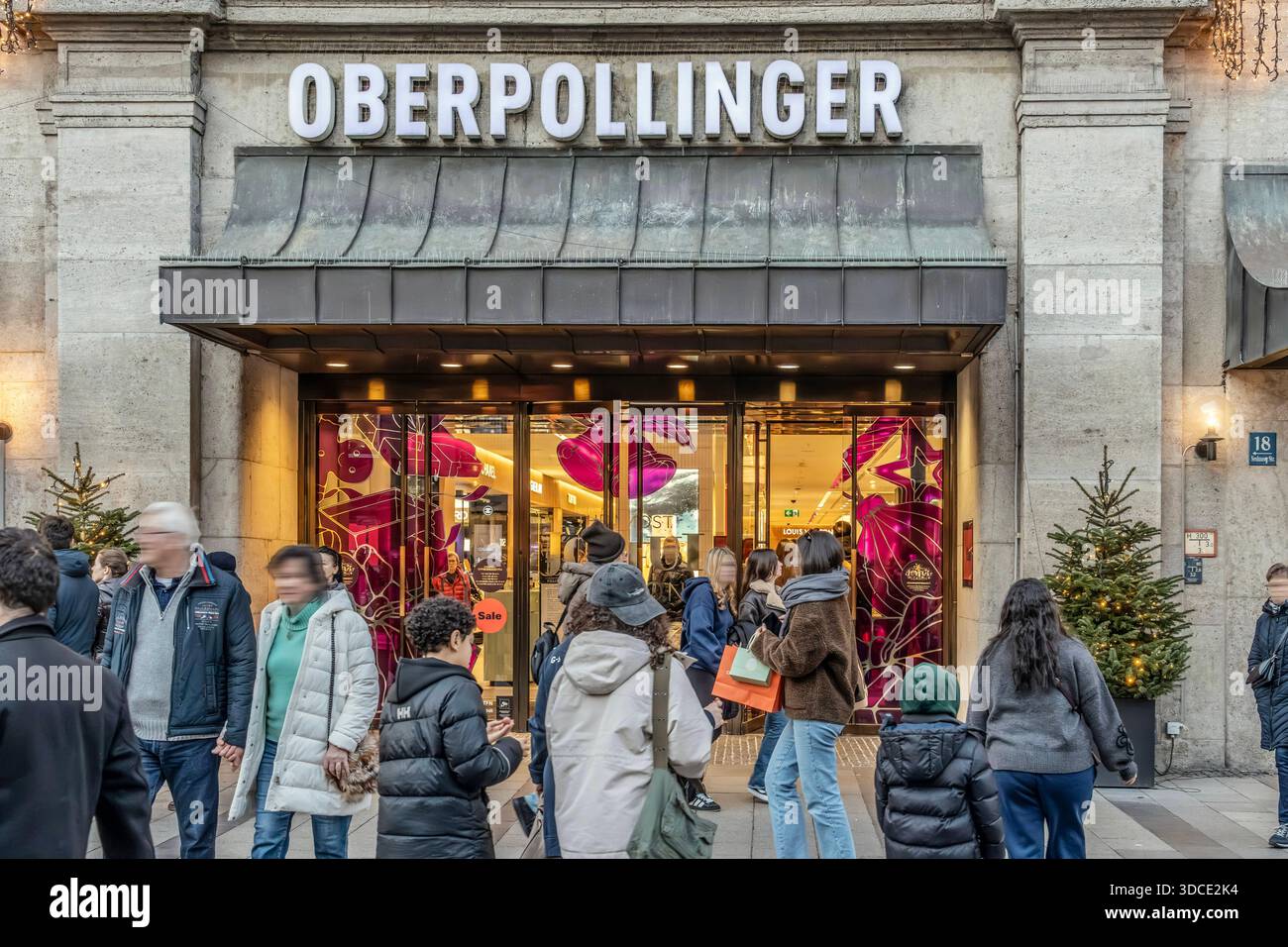 Kaufhaus Oberpollinger, Münchner bei Weihnachtseinkäufen in der ...