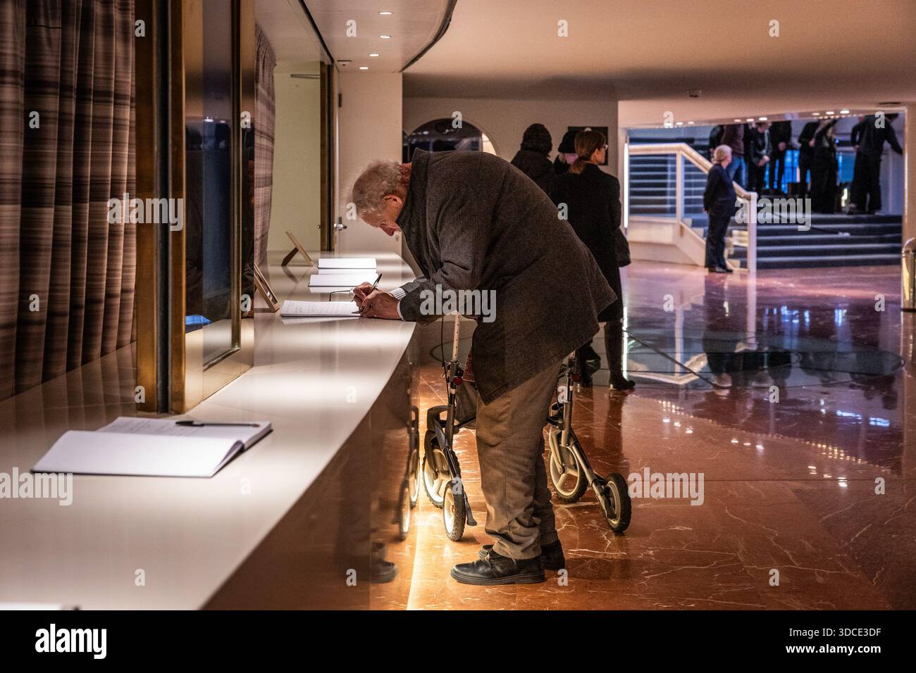 AMSTERDAM – Signing of the book of condolence during the public ...
