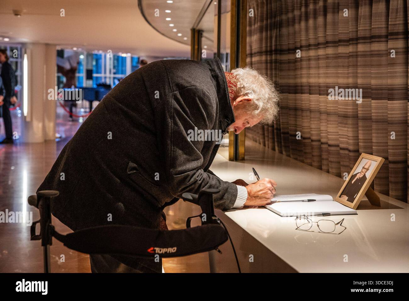 AMSTERDAM – Signing of the book of condolence during the public ...