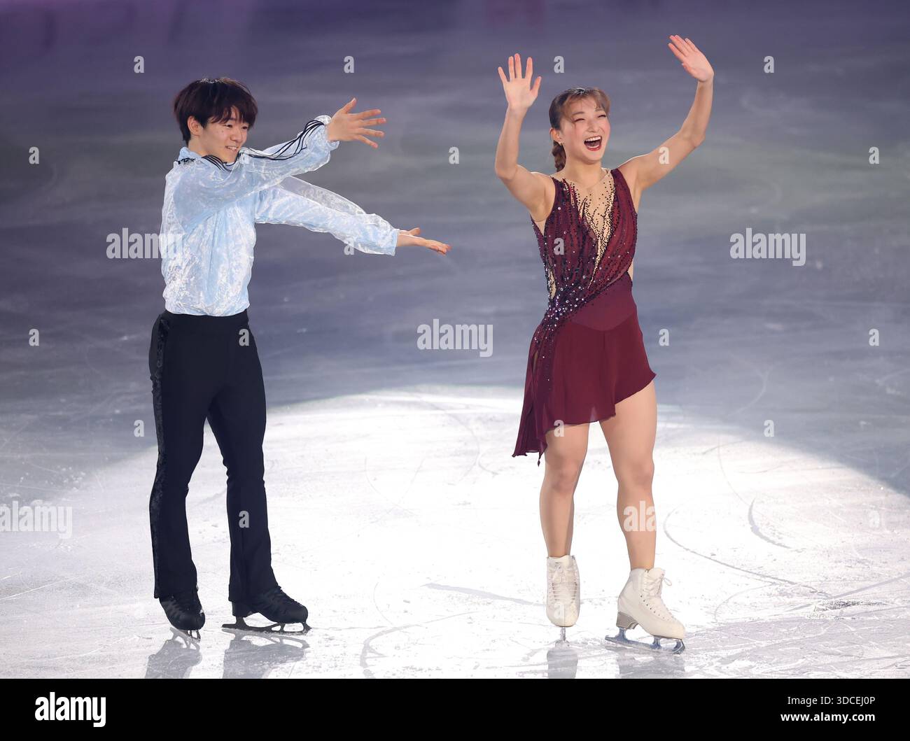 Kaori Sakamoto and Yuma Kagiyama respond to cheers during an exhibition ...