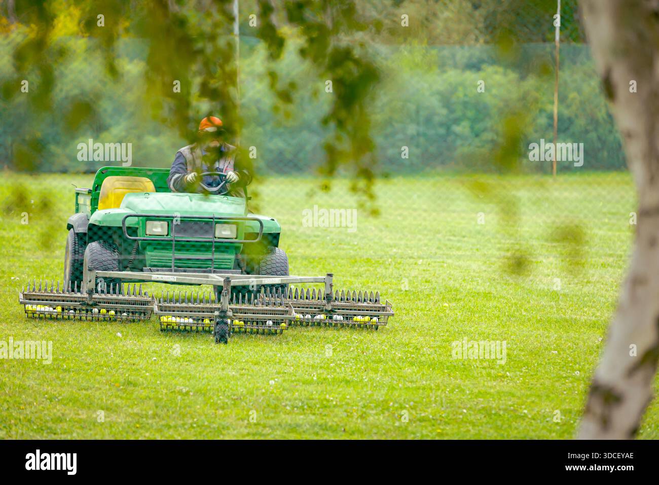 Range picker golf ball hi-res stock photography and images - Alamy