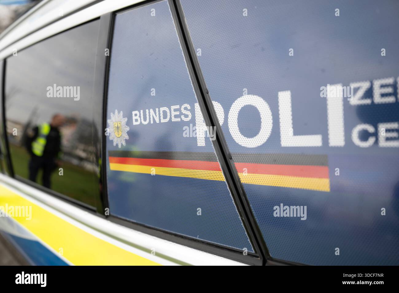 PRODUCTION - 17 December 2025, Baden-Württemberg, Kehl: Federal police ...