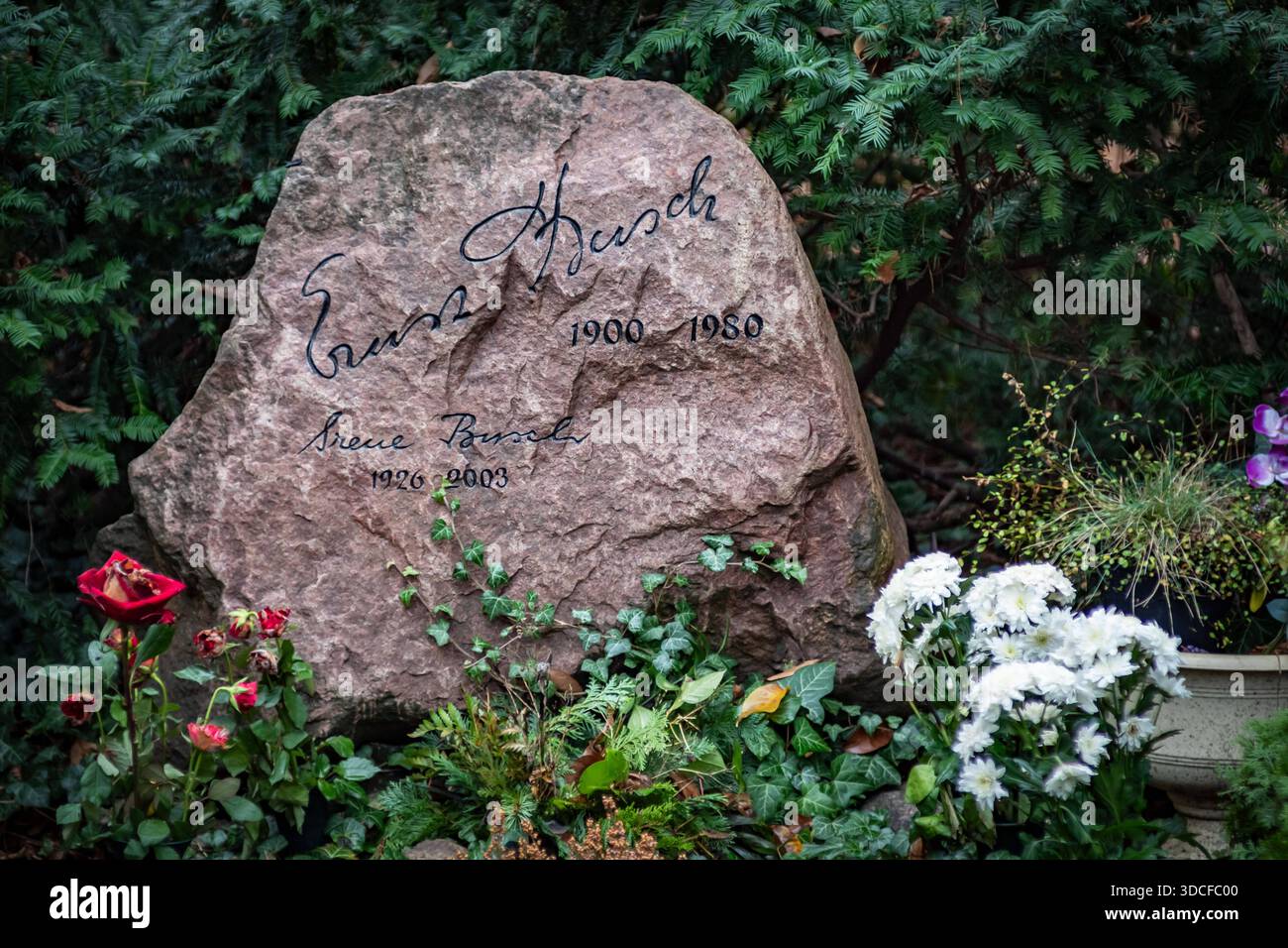Berlin Pankow Friedhof Pankow III: Grab Ernst Busch, Ehefrau Irene ...