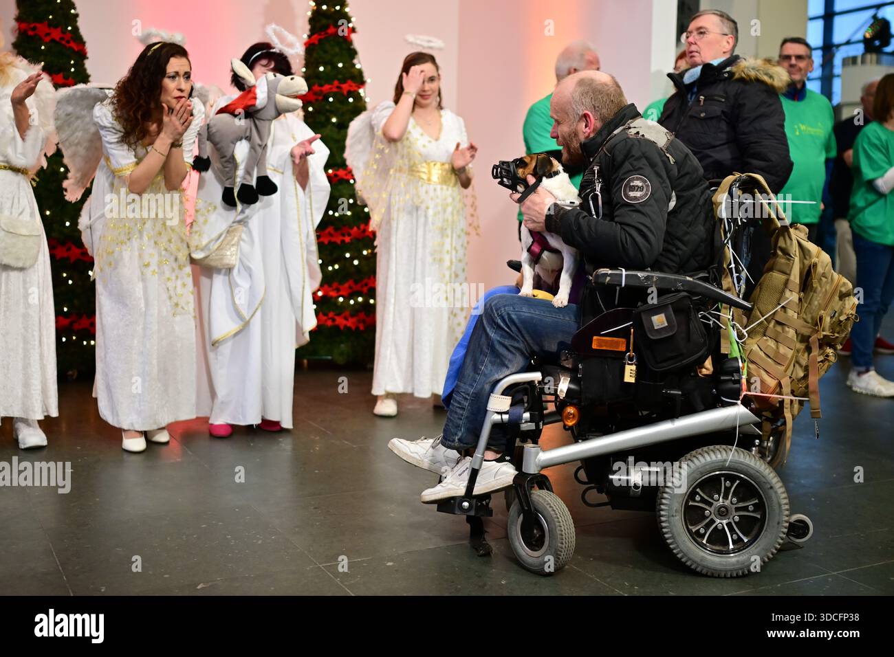 22 December 2025, Berlin: A guest arrives with his dog at the Estrel ...