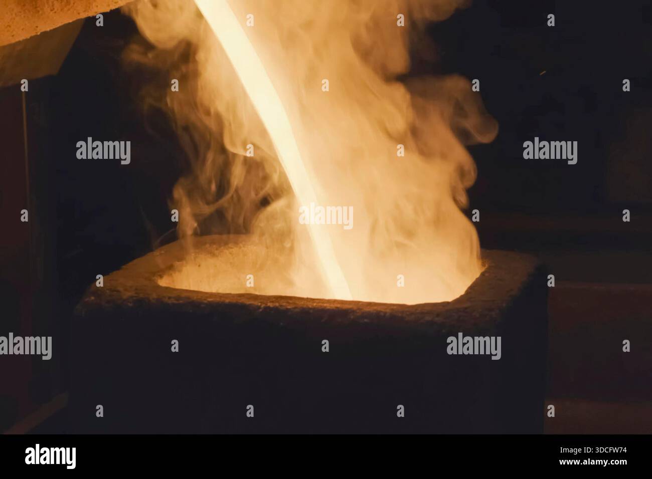 Gold molten bar hi-res stock photography and images - Alamy
