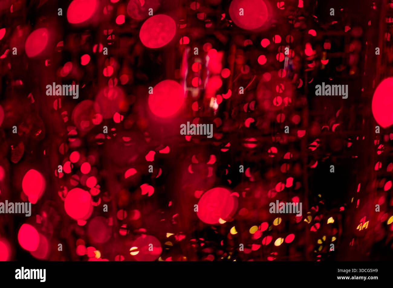 Rot. Rote Lichtreflexe bilden ein grafisches Muster. Bad Reichenhall ...
