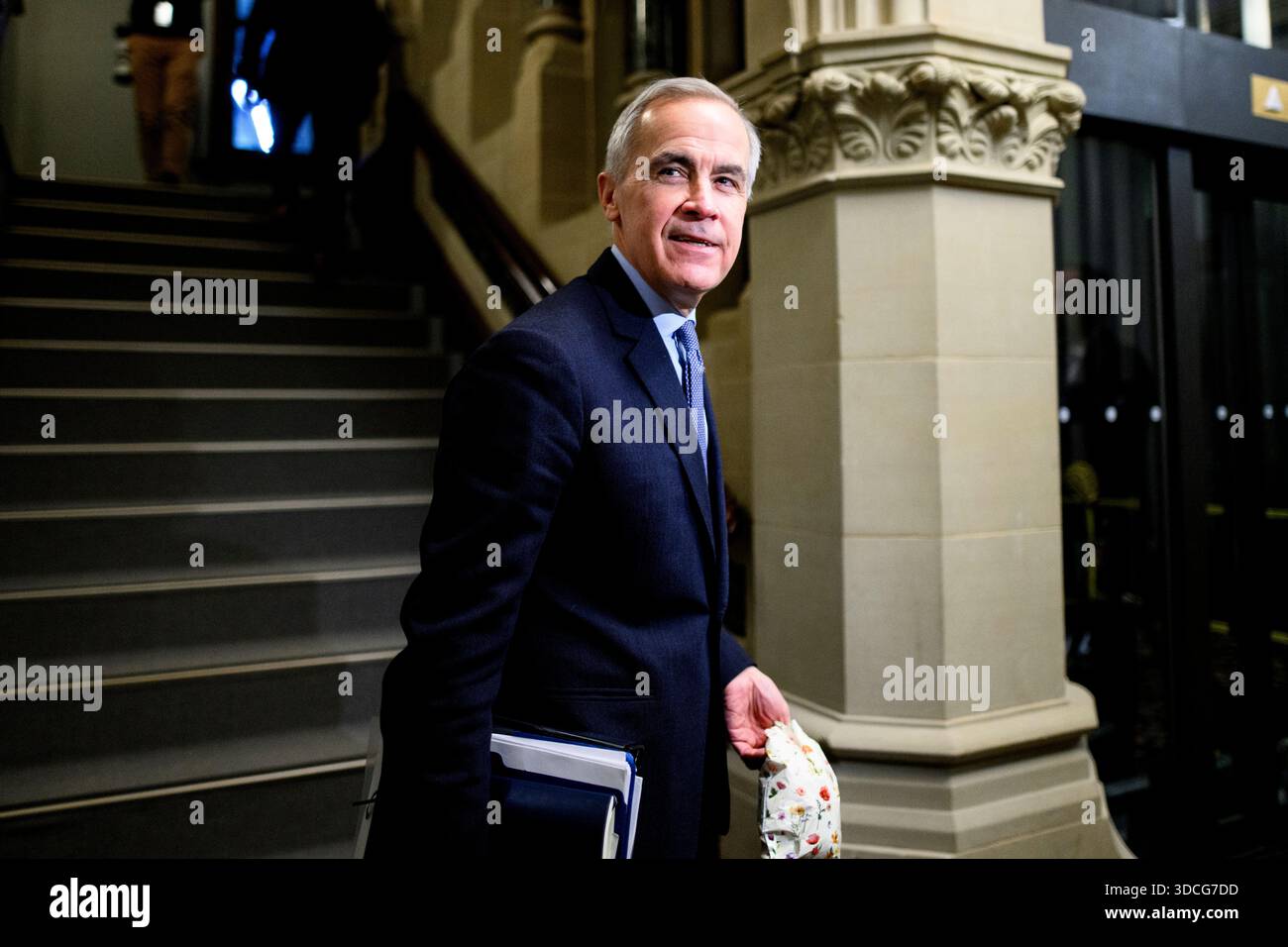 Le premier ministre Mark Carney quitte une réunion du caucus à Ottawa ...