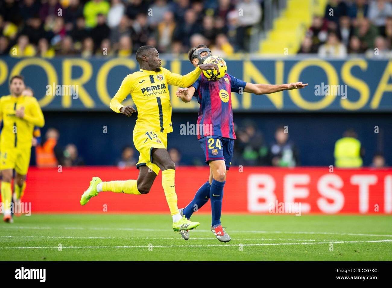 Nicolas Pepe of Villarreal CF (L) and Eric Garcia of FC Barcelona (R ...