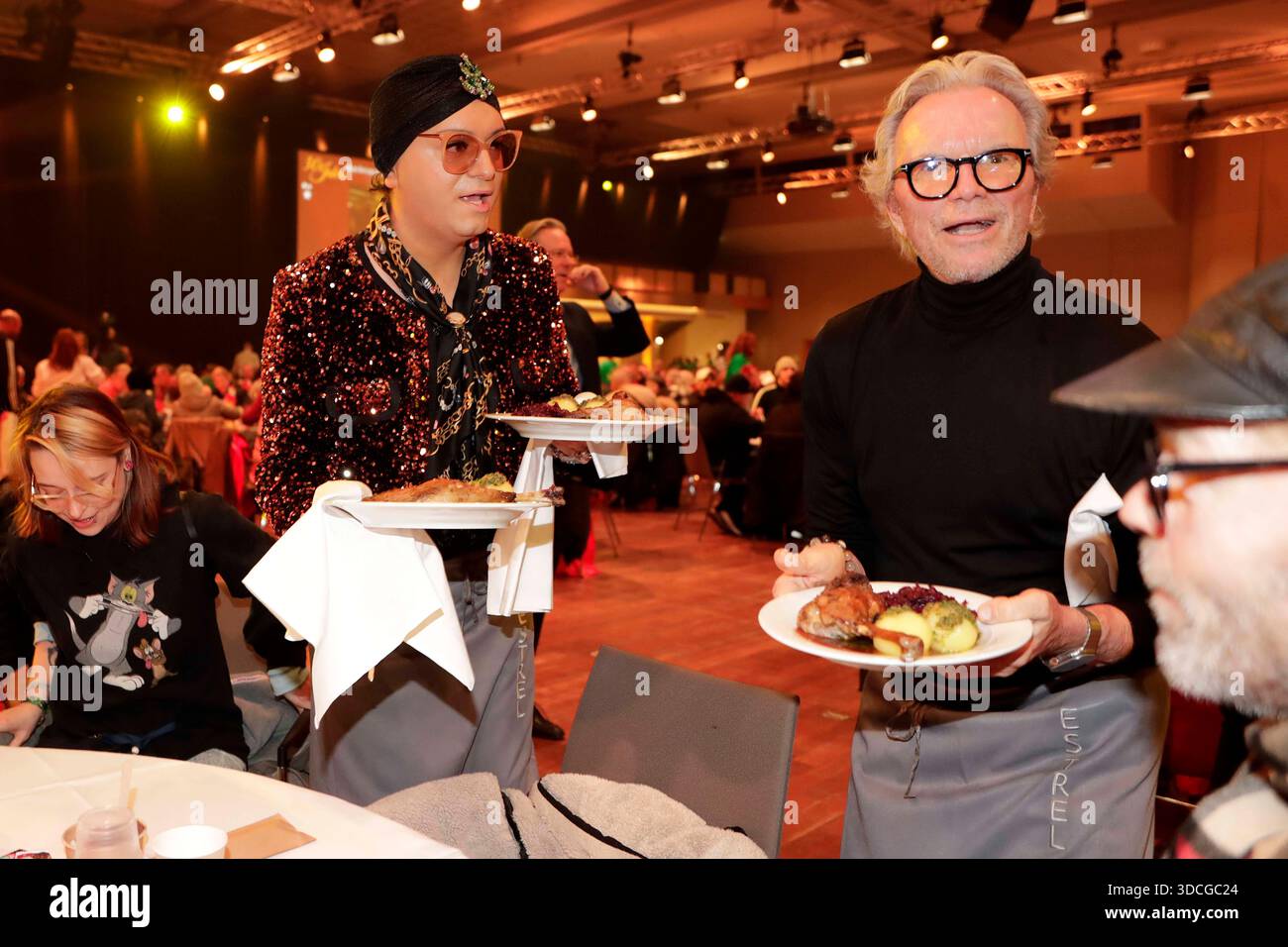 22.12.2025, Julian F.M. Stoeckel, Wolfgang Lippert serviert Gans, Frank ...