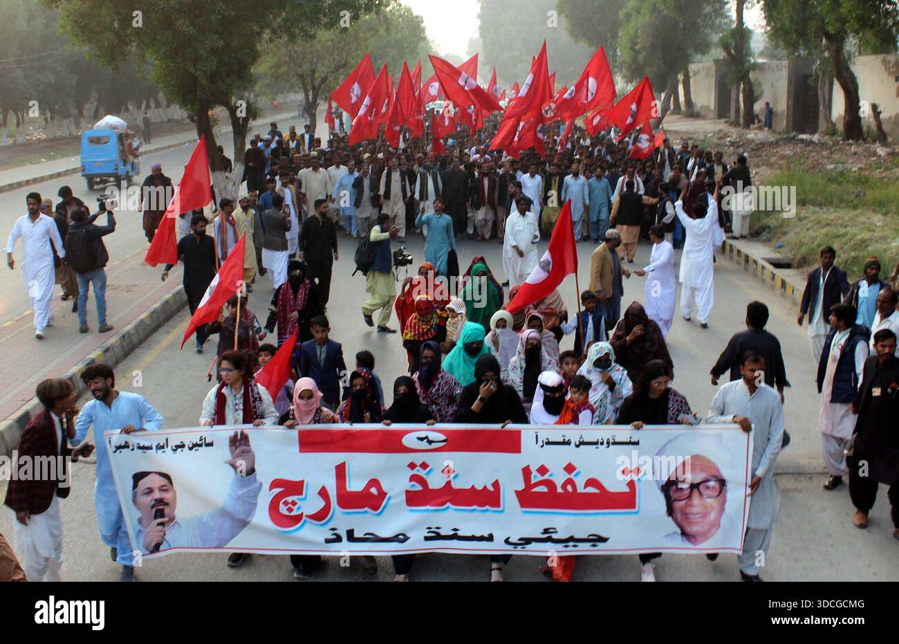 HYDERABAD, PAKISTAN, DEC 22: Activists of Jeay Sindh Mahaz (JSM) are ...