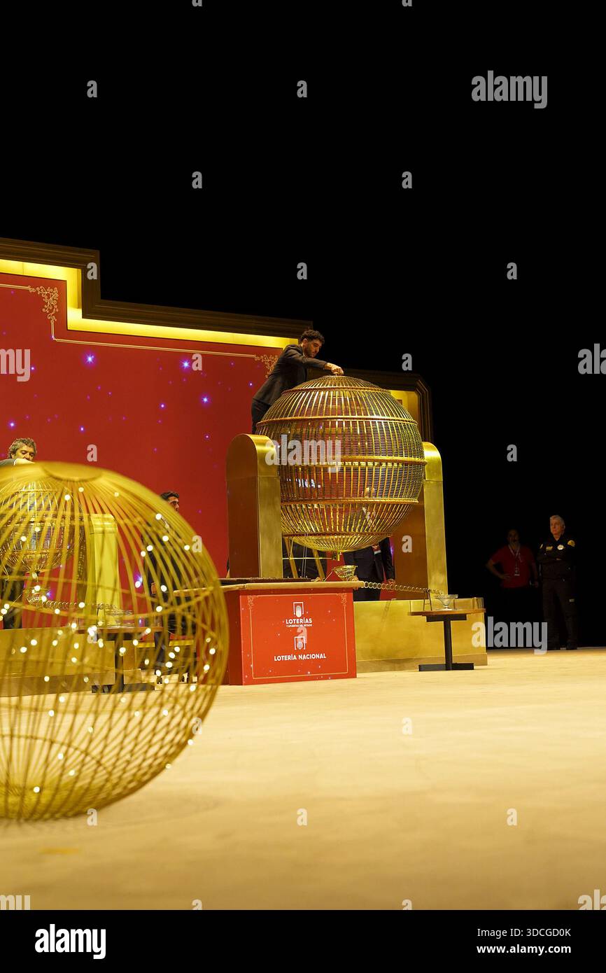 Several people refill the bombos of the Sorteo Extraordinario de la ...