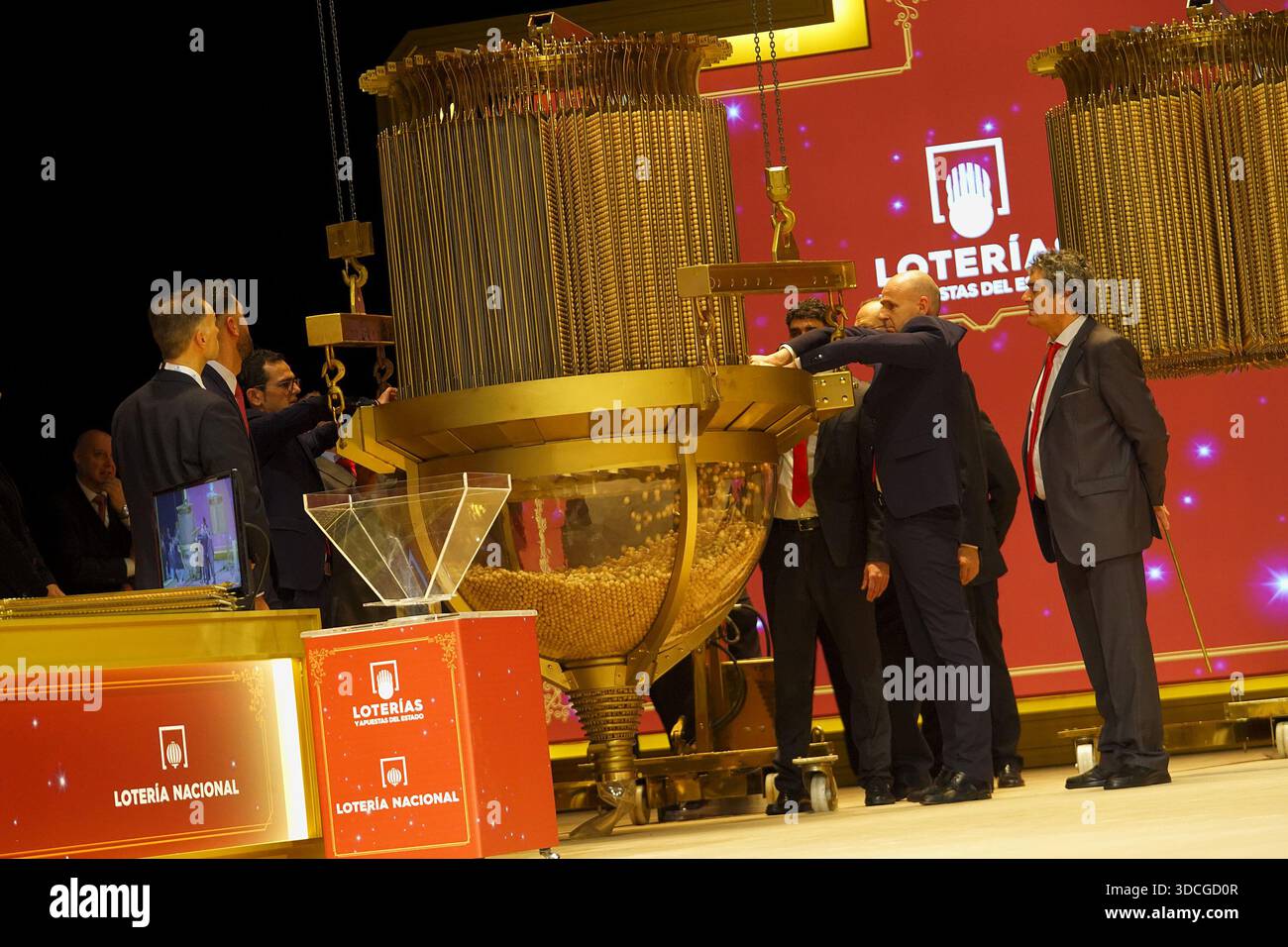 Several people refill the bombos of the Sorteo Extraordinario de la ...