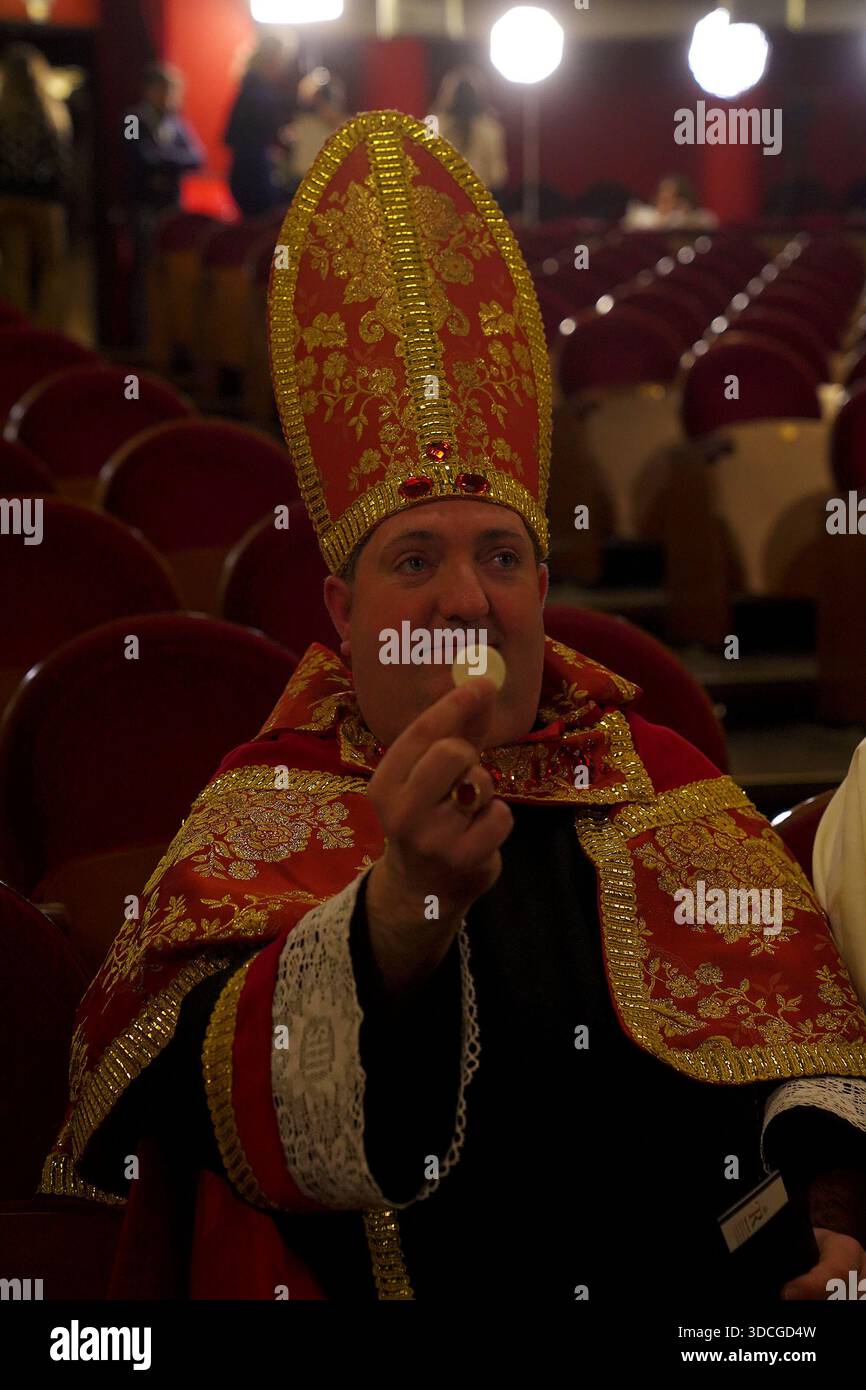 Several people in costume wait for the start of the Sorteo ...