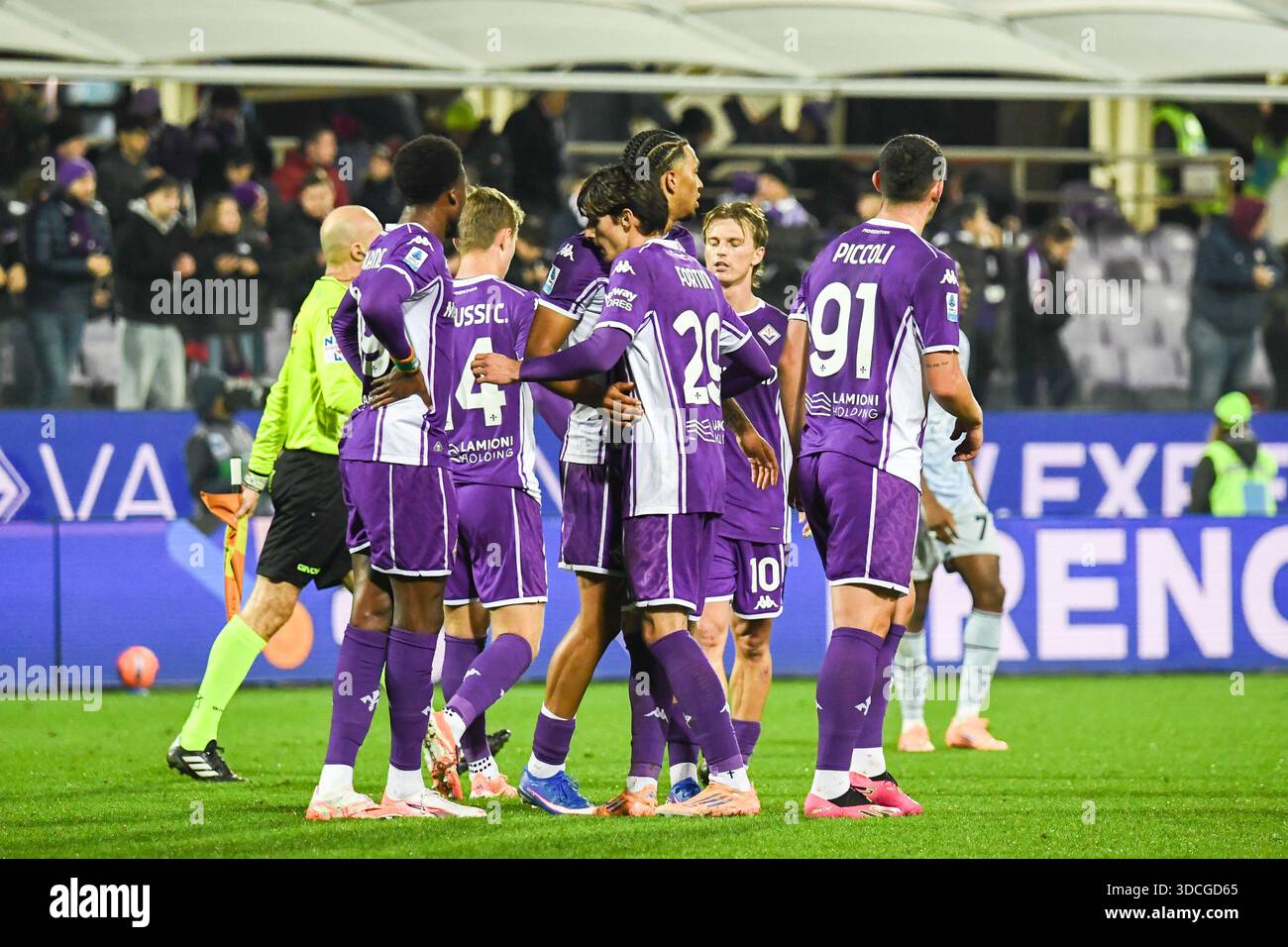 Fiorentina players celebrate their first victory of the championship ...