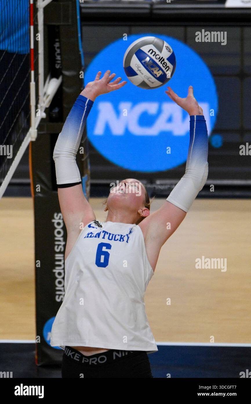 Kentucky setter Kassie O'Brien (6) sets the ball for a teammate during ...