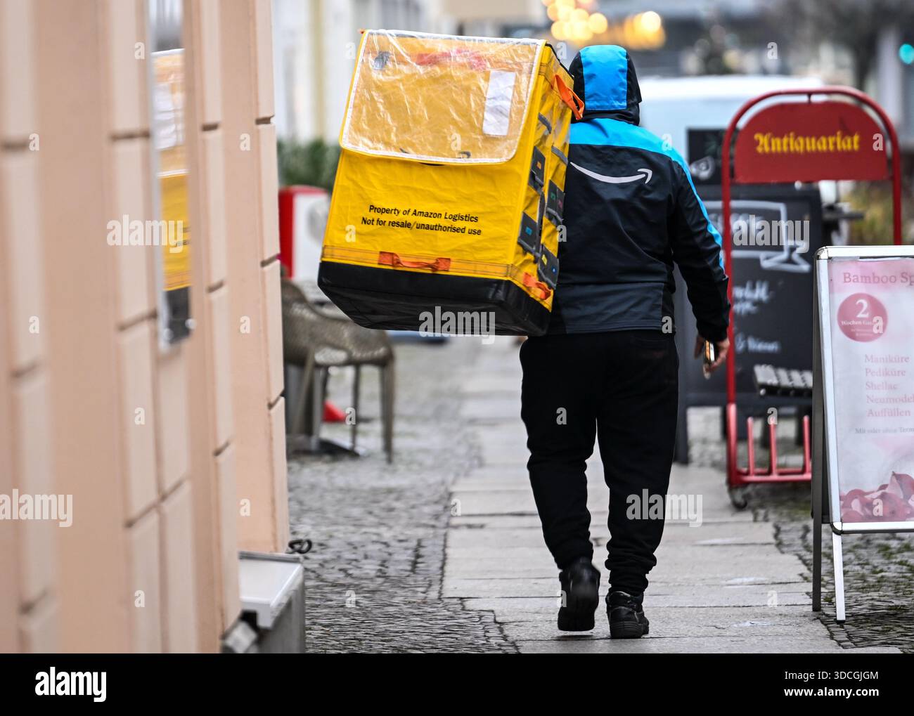 dpatop - PRODUCTION - 22 December 2025, Berlin: An employee of online ...