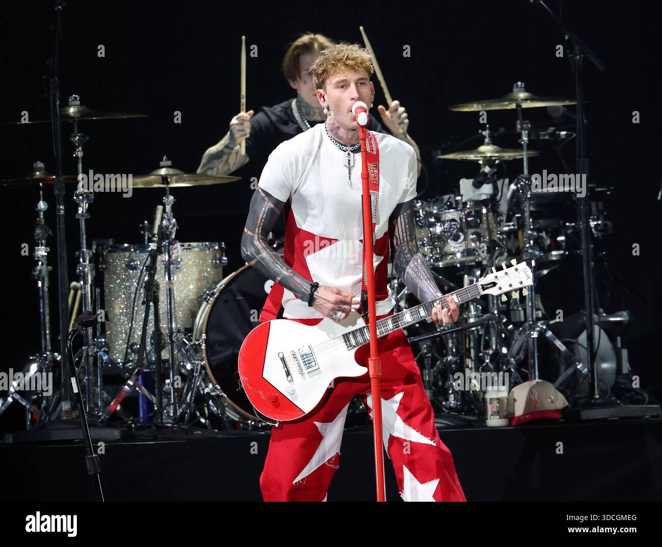 MIAMI, FLORIDA - DECEMBER 20: MIchine Gun Kelly, MGK performs during ...