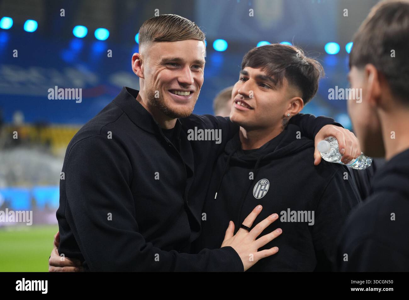 Napoli's Sam Beukema with Bologna's Santiago Castro during the EA ...