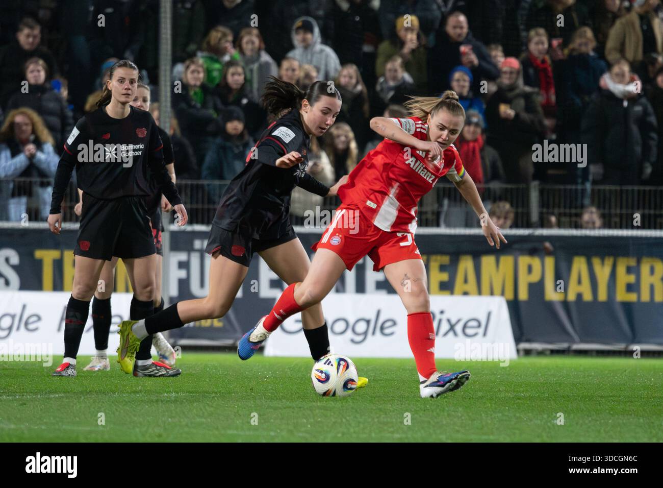 Loreen Bender (19 Bayer 04 Leverkusen) and Georgia Stanway (31 FC ...